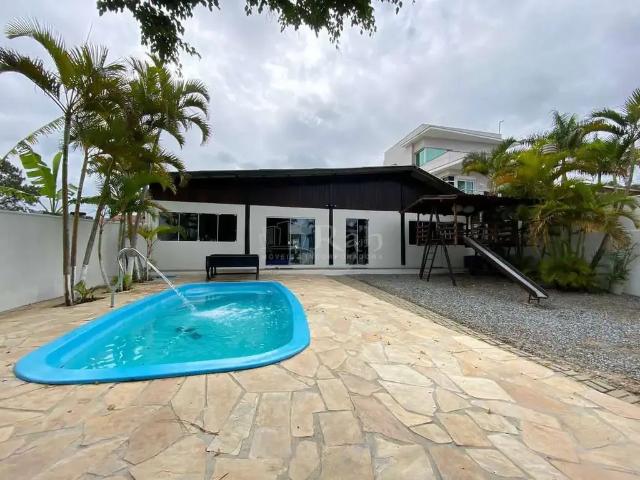 Casa / Sobrado para Venda em Balneário Camboriú/SC Praia do Estaleirinho 3 Quartos