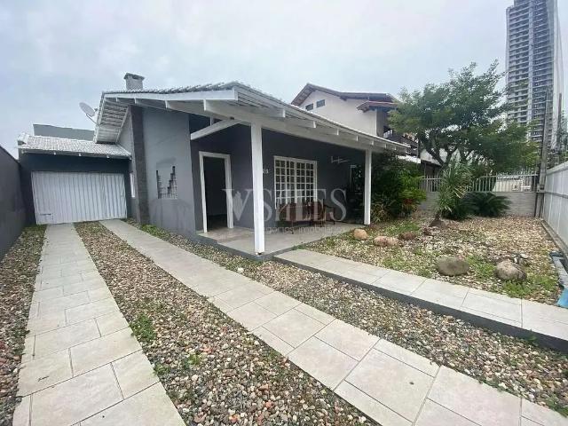 Casa / Sobrado para Venda em Balneário Camboriú/SC Praia dos Amores 3 Quartos