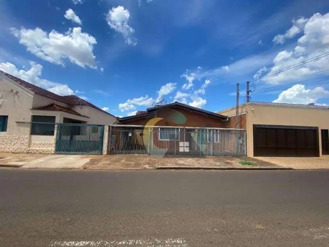 Casa / Sobrado para Venda em Barretos/SP Centro 5 Quartos