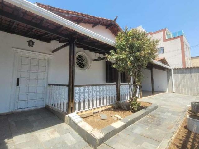 Casa / Sobrado para Venda em Belo Horizonte/MG João Pinheiro 5 Quartos