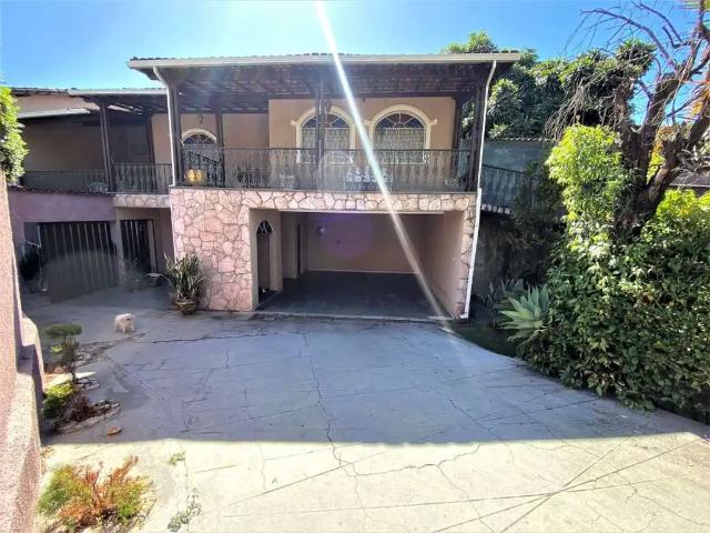 Casa / Sobrado para Venda em Belo Horizonte/MG São João Batista 5 Quartos