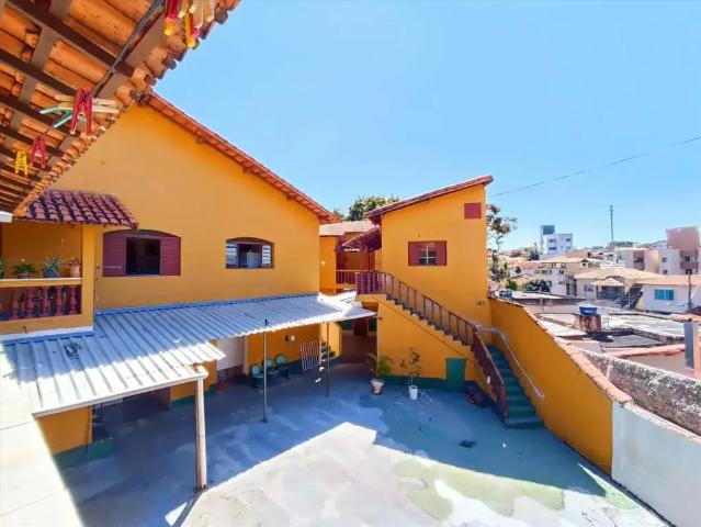 Casa / Sobrado para Venda em Betim/MG Angola 4 Quartos