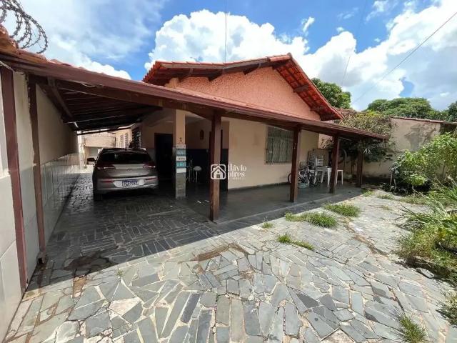 Casa / Sobrado para Venda em Betim/MG Chácaras 4 Quartos