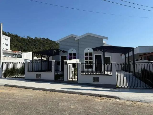 Casa / Sobrado para Venda em Biguaçu/SC Fundos 3 Quartos
