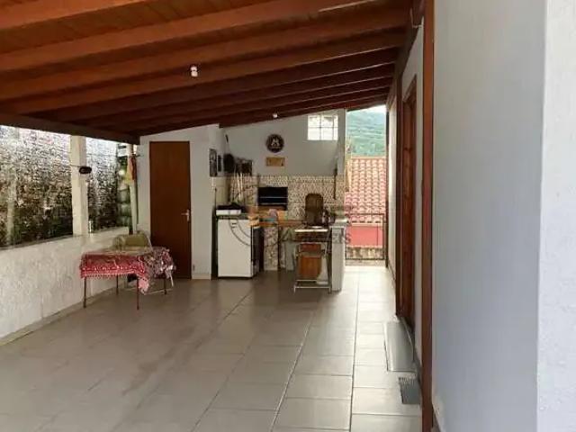 Casa / Sobrado para Venda em Biguaçu/SC Fundos 3 Quartos