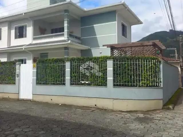 Casa / Sobrado para Venda em Biguaçu/SC Fundos 4 Quartos