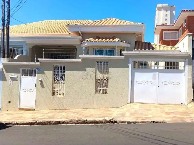 Casa / Sobrado para Venda em Botucatu/SP Centro 4 Quartos