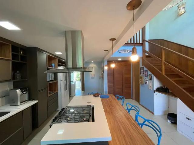Casa / Sobrado para Venda em Camaçari/BA Monte Gordo 4 Quartos