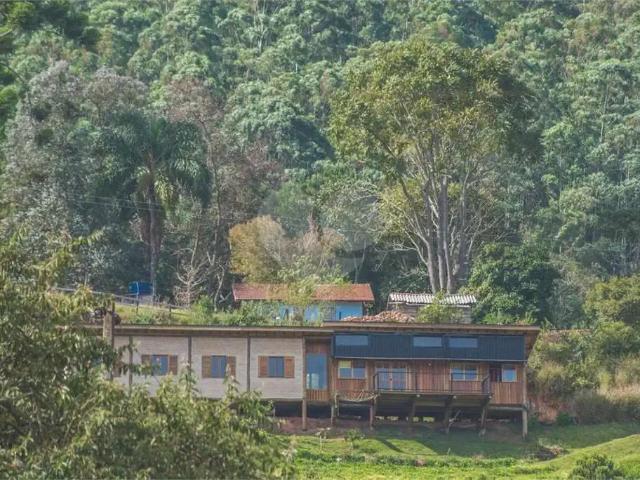 Casa / Sobrado para Venda em Camanducaia/MG Centro 4 Quartos