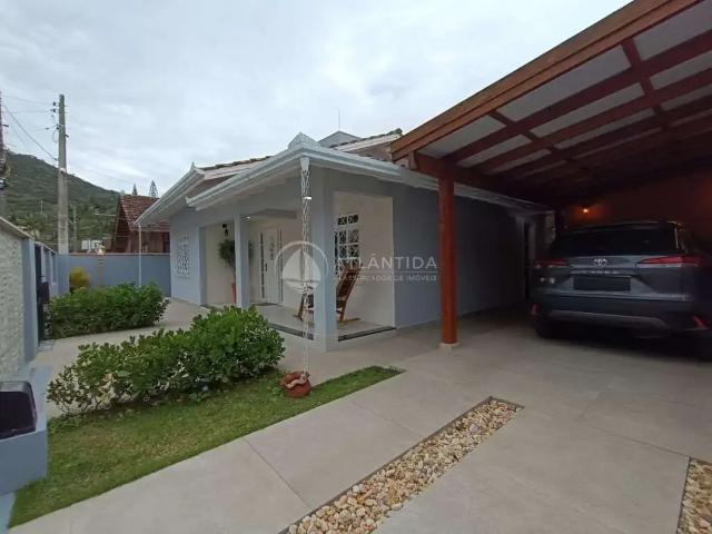 Casa / Sobrado para Venda em Camboriú/SC Cedro 3 Quartos