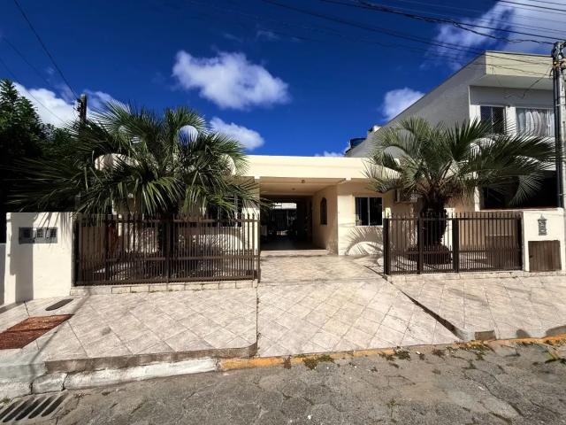 Casa / Sobrado para Venda em Camboriú/SC Lídia Duarte 4 Quartos