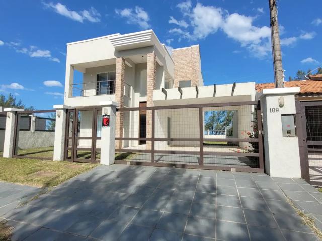 Casa / Sobrado para Venda em Capão da Canoa/RS Centro 3 Quartos