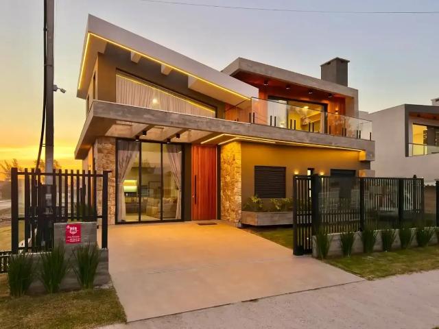 Casa / Sobrado para Venda em Capão da Canoa/RS Praia Zona Norte 3 Quartos