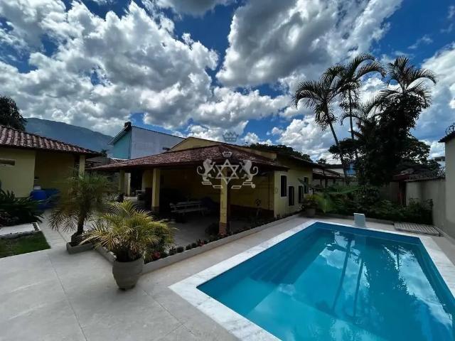 Casa / Sobrado para Venda em Caraguatatuba/SP Massaguaçu 4 Quartos