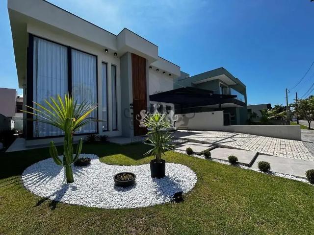 Casa / Sobrado para Venda em Caraguatatuba/SP Massaguaçu 4 Quartos