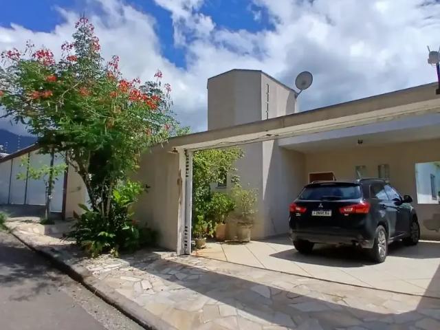 Casa / Sobrado para Venda em Caraguatatuba/SP Massaguaçu 3 Quartos