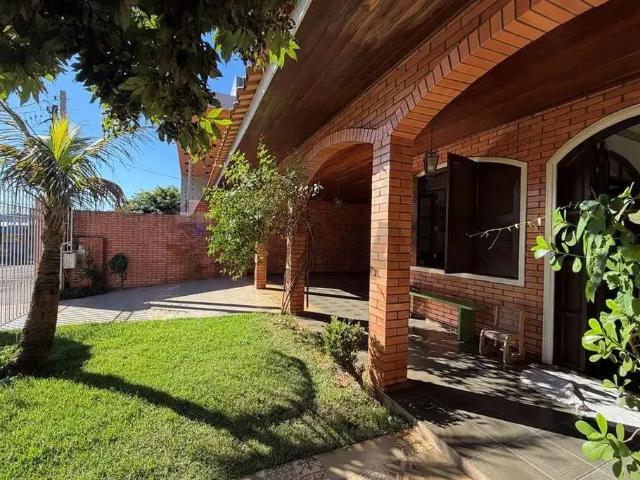Casa / Sobrado para Venda em Cascavel/PR Centro 4 Quartos