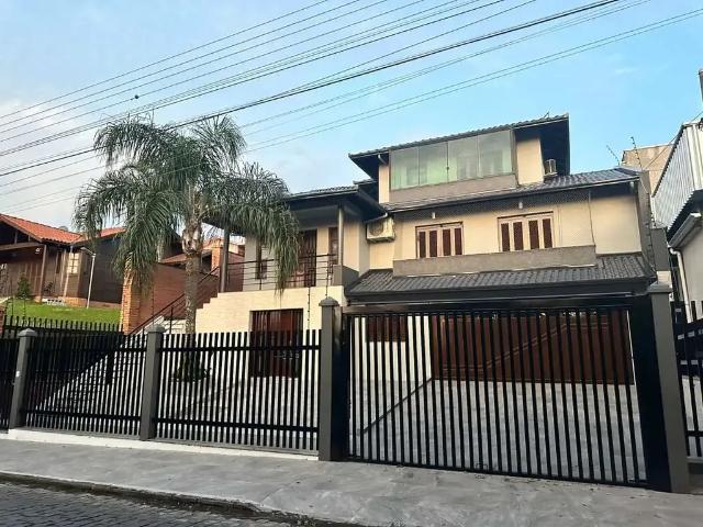 Casa / Sobrado para Venda em Caxias do Sul/RS Cidade Nova 4 Quartos