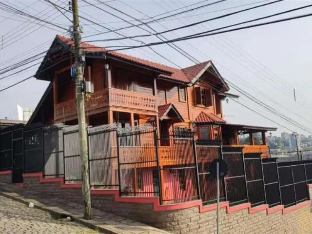 Casa / Sobrado para Venda em Caxias do Sul/RS Salgado Filho 4 Quartos