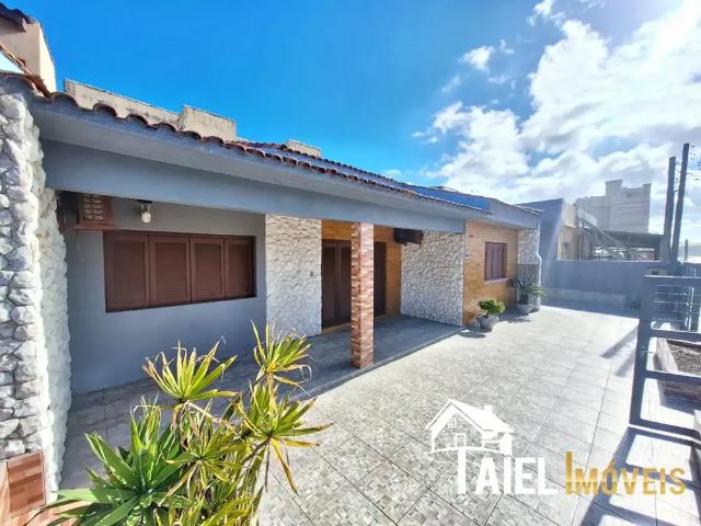 Casa / Sobrado para Venda em Cidreira/RS Centro 4 Quartos