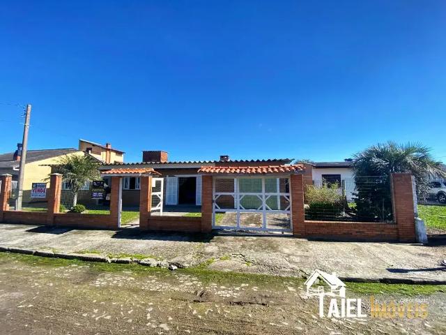 Casa / Sobrado para Venda em Cidreira/RS Centro 4 Quartos