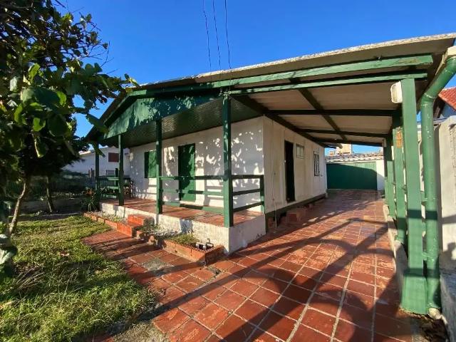 Casa / Sobrado para Venda em Cidreira/RS Centro 4 Quartos