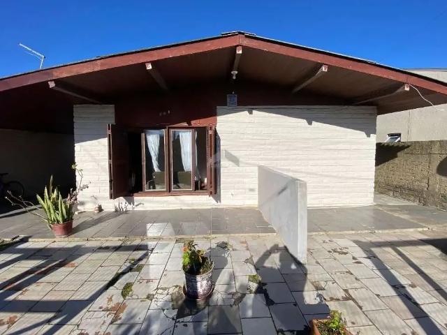 Casa / Sobrado para Venda em Cidreira/RS Centro 5 Quartos