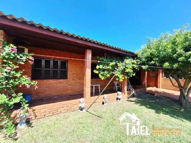Casa / Sobrado para Venda em Cidreira/RS Centro 3 Quartos
