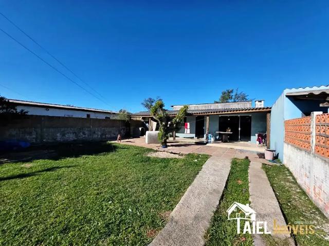 Casa / Sobrado para Venda em Cidreira/RS Centro 3 Quartos
