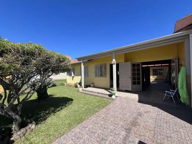 Casa / Sobrado para Venda em Cidreira/RS Centro 3 Quartos