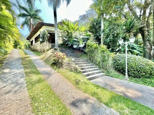 Casa / Sobrado para Venda em Cotia/SP Granja Viana 6 Quartos