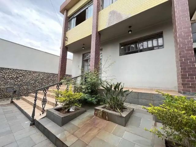 Casa / Sobrado para Venda em Divinópolis/MG Centro 4 Quartos