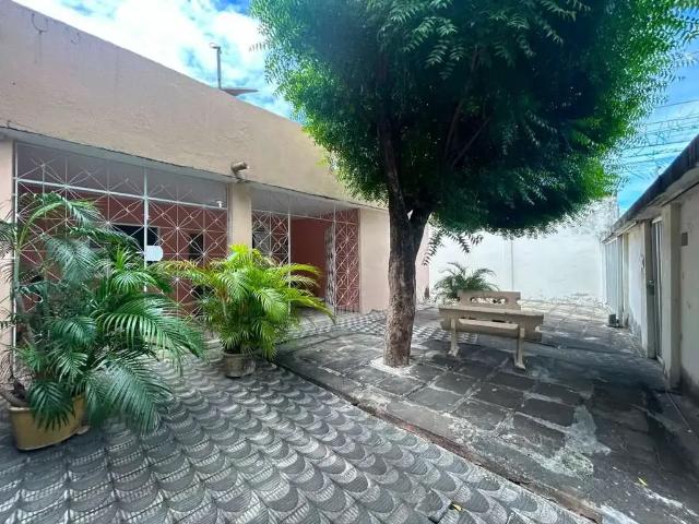 Casa / Sobrado para Venda em Fortaleza/CE Montese 5 Quartos