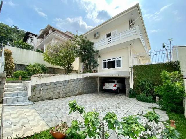 Casa / Sobrado para Venda em Florianópolis/SC Coqueiros 5 Quartos