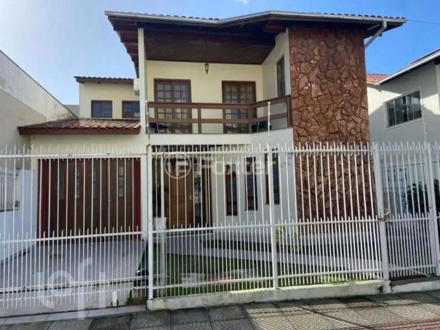 Casa / Sobrado para Venda em Florianópolis/SC Canto 5 Quartos