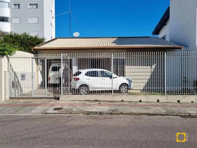 Casa / Sobrado para Venda em Florianópolis/SC Balneário 4 Quartos