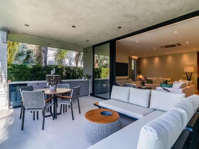 Casa / Sobrado para Venda em Florianópolis/SC Jurerê 4 Quartos