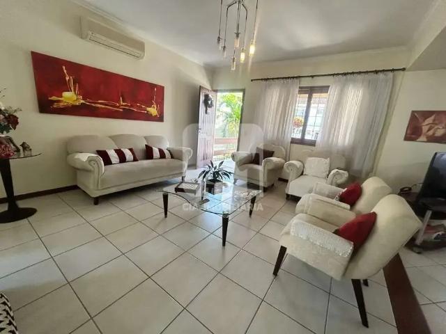 Casa / Sobrado para Venda em Florianópolis/SC Trindade 4 Quartos