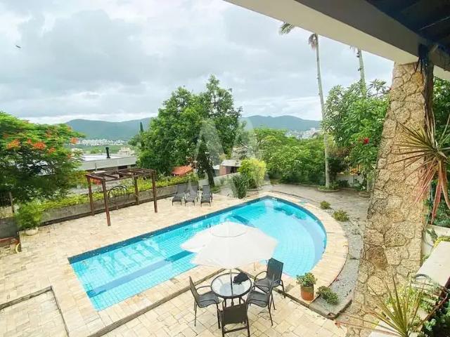Casa / Sobrado para Venda em Florianópolis/SC Trindade 5 Quartos