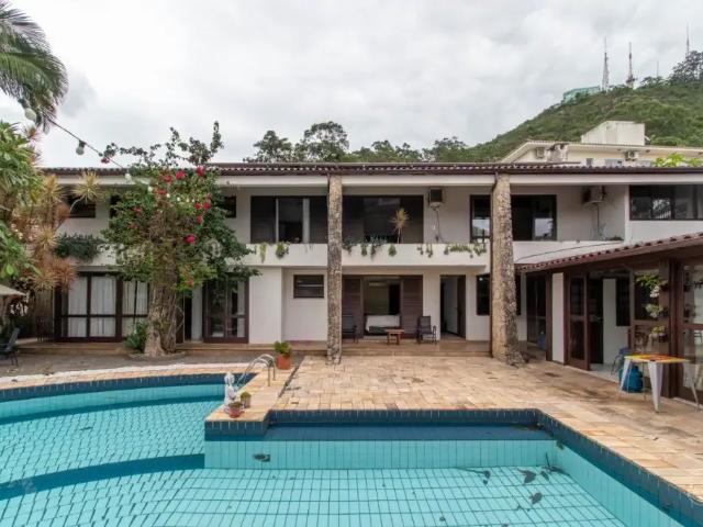 Casa / Sobrado para Venda em Florianópolis/SC Trindade 5 Quartos