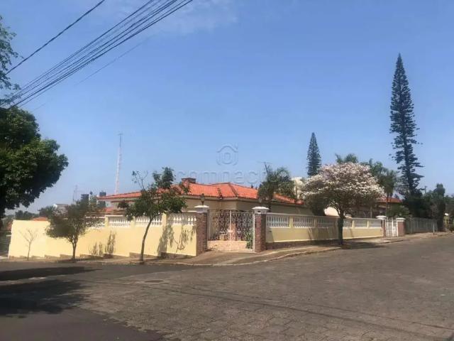 Casa / Sobrado para Venda em Garça/SP Centro 4 Quartos