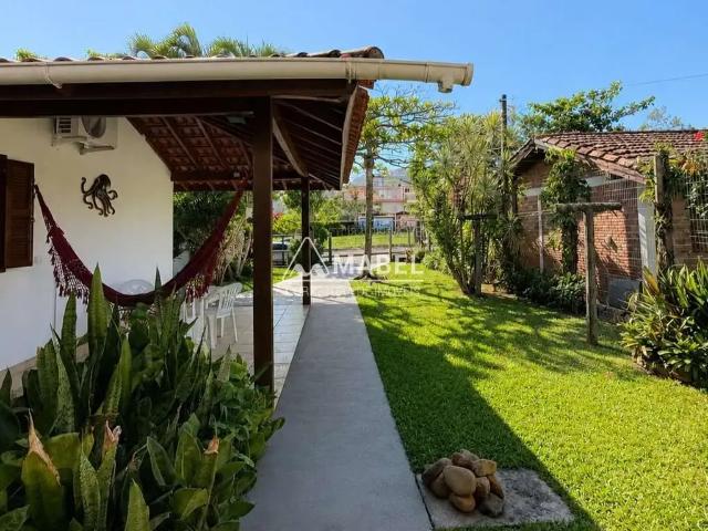 Casa / Sobrado para Venda em Garopaba/SC Centro 4 Quartos
