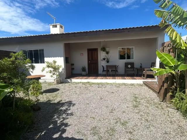 Casa / Sobrado para Venda em Garopaba/SC Grama 3 Quartos