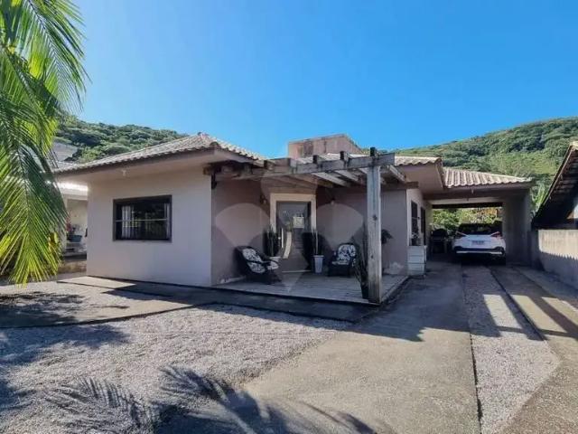 Casa / Sobrado para Venda em Garopaba/SC Ressacada 3 Quartos