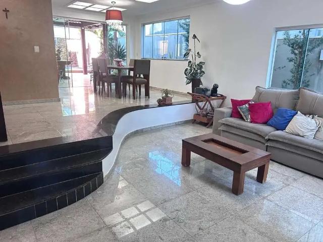 Casa / Sobrado para Venda em Goiânia/GO Jardins Madri 4 Quartos