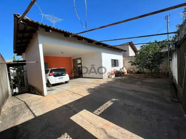 Casa / Sobrado para Venda em Goiânia/GO Parque das Flores 4 Quartos