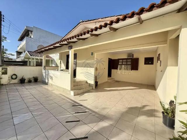 Casa / Sobrado para Venda em Guaratuba/PR Centro 4 Quartos