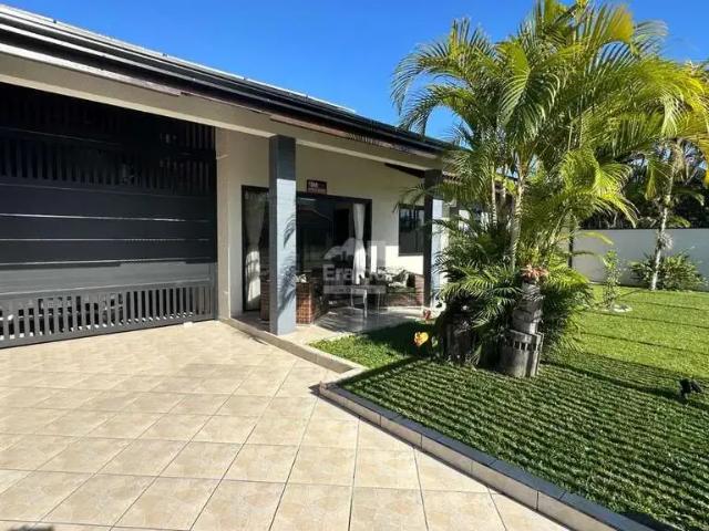Casa / Sobrado para Venda em Guaratuba/PR Centro 4 Quartos