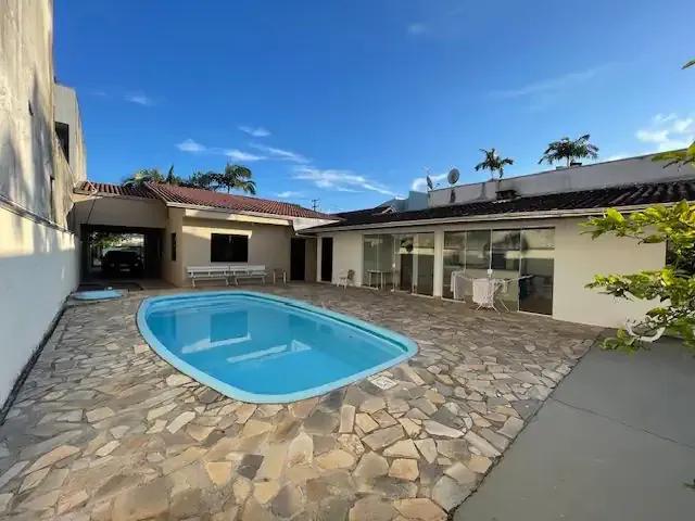 Casa / Sobrado para Venda em Guaratuba/PR Centro 4 Quartos