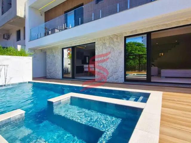 Casa / Sobrado para Venda em Guaratuba/PR Centro 4 Quartos